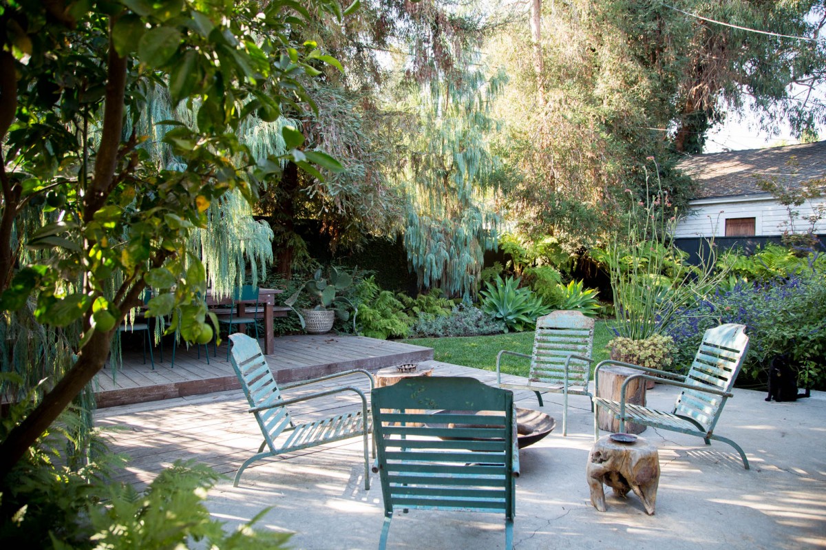5 ways to make over a concrete patio - Decor Medley